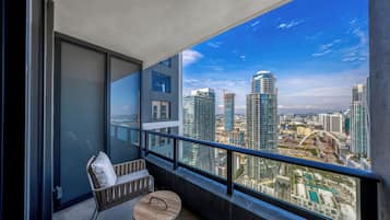 Apartamento em Condomínio Fechado, varanda, Vista para a cidade | Terrenos do alojamento