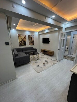Apartamento Standard | Sala de estar | Televisor LED de 105 polegadas com canais digitais, piso aquecido 