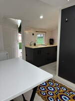 Penthouse Deluxe, varanda, vista para o parque | Cozinha privada | Minifrigorífico, uma placa de cozinha, utensílios de cozinha 