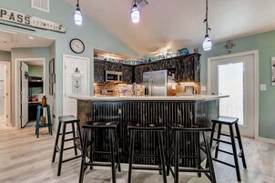 Casa, 4 quartos | Cozinha privada | Uma cafeteira/bule, um frigorífico, um forno, uma torradeira