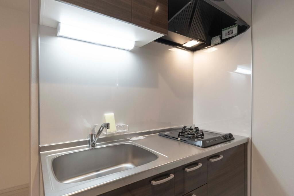Um frigorífico, um micro-ondas, uma placa de cozinha 