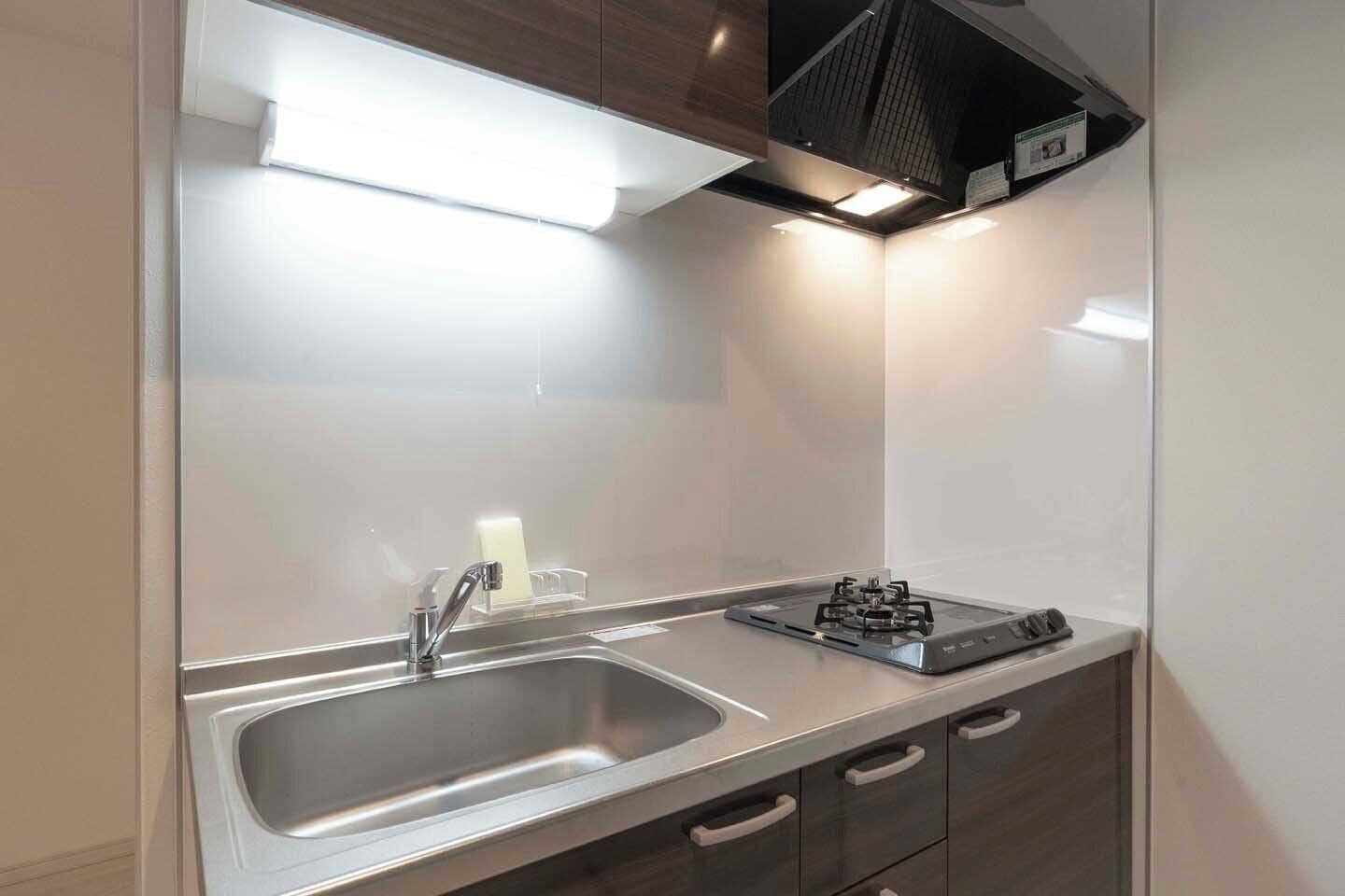 Apartamento, não fumadores, lanai (alpendre havaiano) (d01) | Cozinha privada | Um frigorífico, um micro-ondas, uma placa de cozinha 