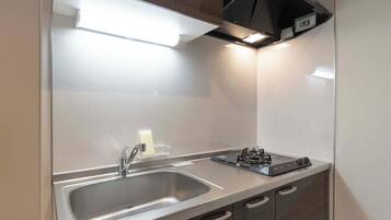 Apartamento, não fumadores, lanai (alpendre havaiano) (d01) | Cozinha privada | Um frigorífico, um micro-ondas, uma placa de cozinha