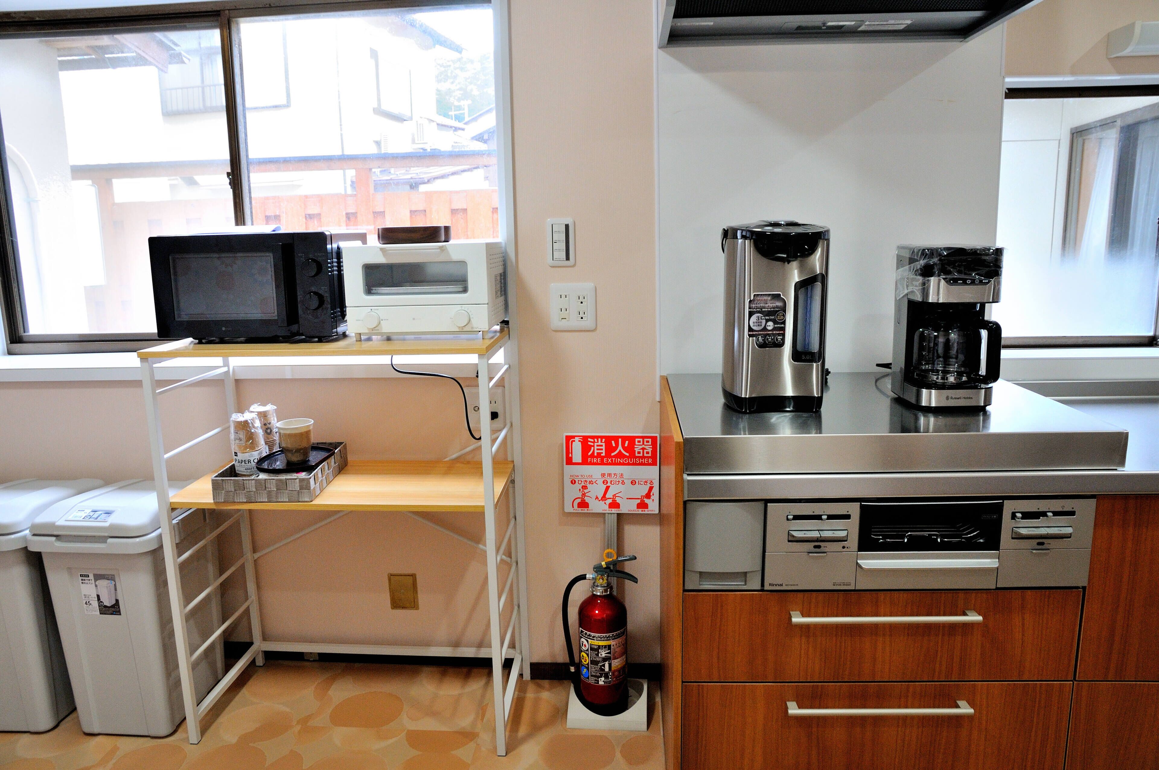 Um frigorífico/congelador grande, um micro-ondas, um forno 