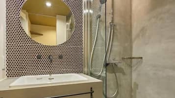 Quarto standard, para não fumantes (KABUKI) | Banheiro | Chinelos, vasos sanitários com bidê eletrônico