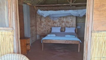 Cabana standard, sacada, vista para o lago | Escrivaninha, espaço de trabalho para notebook
