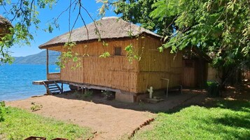 Chalé standard, sacada, vista para o lago | Fachada