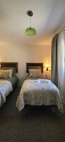 Casa, 3 quartos, pátio