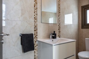Villa, 3 quartos, piscina privativa, Vista para a cidade | Casa de banho | Uma combinação polibã/banheira, um chuveiro fixo 
