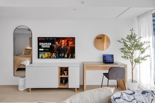 Suite Deluxe, 1 quarto, não fumadores, Vista para a cidade | Sala de estar | Televisor de ecrã plano de 50 polegadas com canais digitais