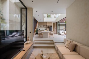 Villa Executiva, 2 quartos, varanda, vista parcial para o mar | Sala de estar | Televisor 