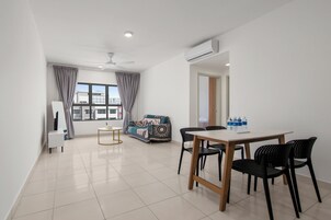 Apartamento Comfort, 2 quartos, cozinha, Vista para a cidade | Roupa hipoalergénica, secretária 