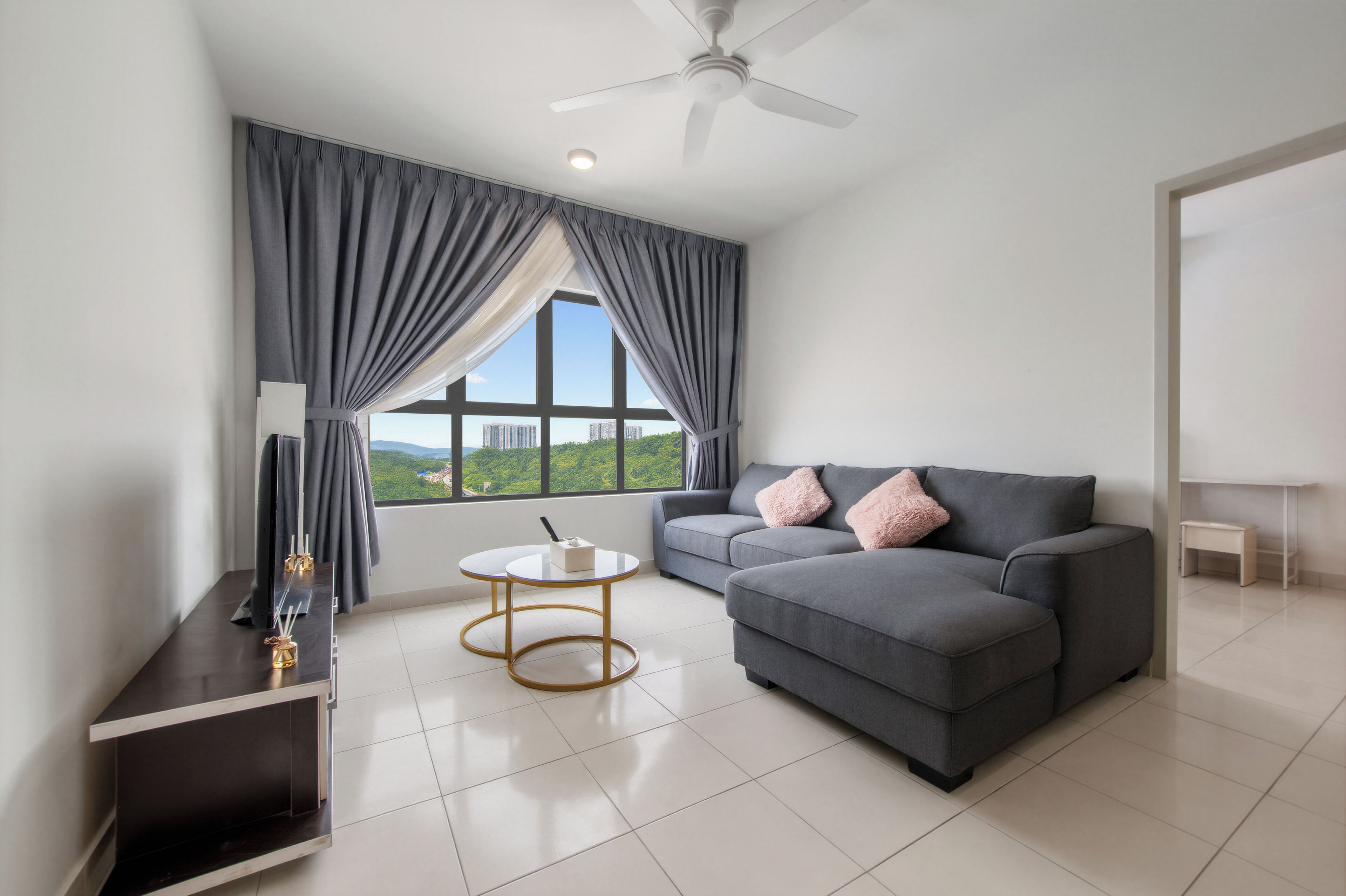 Apartamento clássico, 3 quartos, cozinha, vista para a cidade | Área de estar