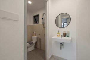 Apartamento conforto, 2 quartos, cozinha, vista para a cidade | Banheiro | Chuveiro, chuveiro com efeito de chuva, secador de cabelo, chinelos