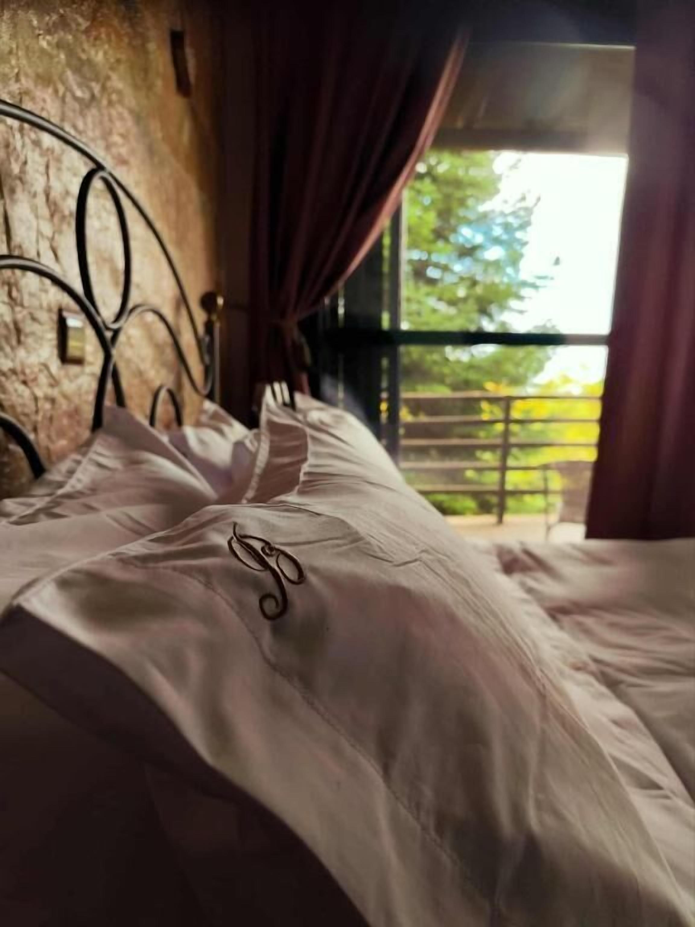 Quarto casal standard | Cofres nos quartos, cortinas blackout, quartos à prova de som