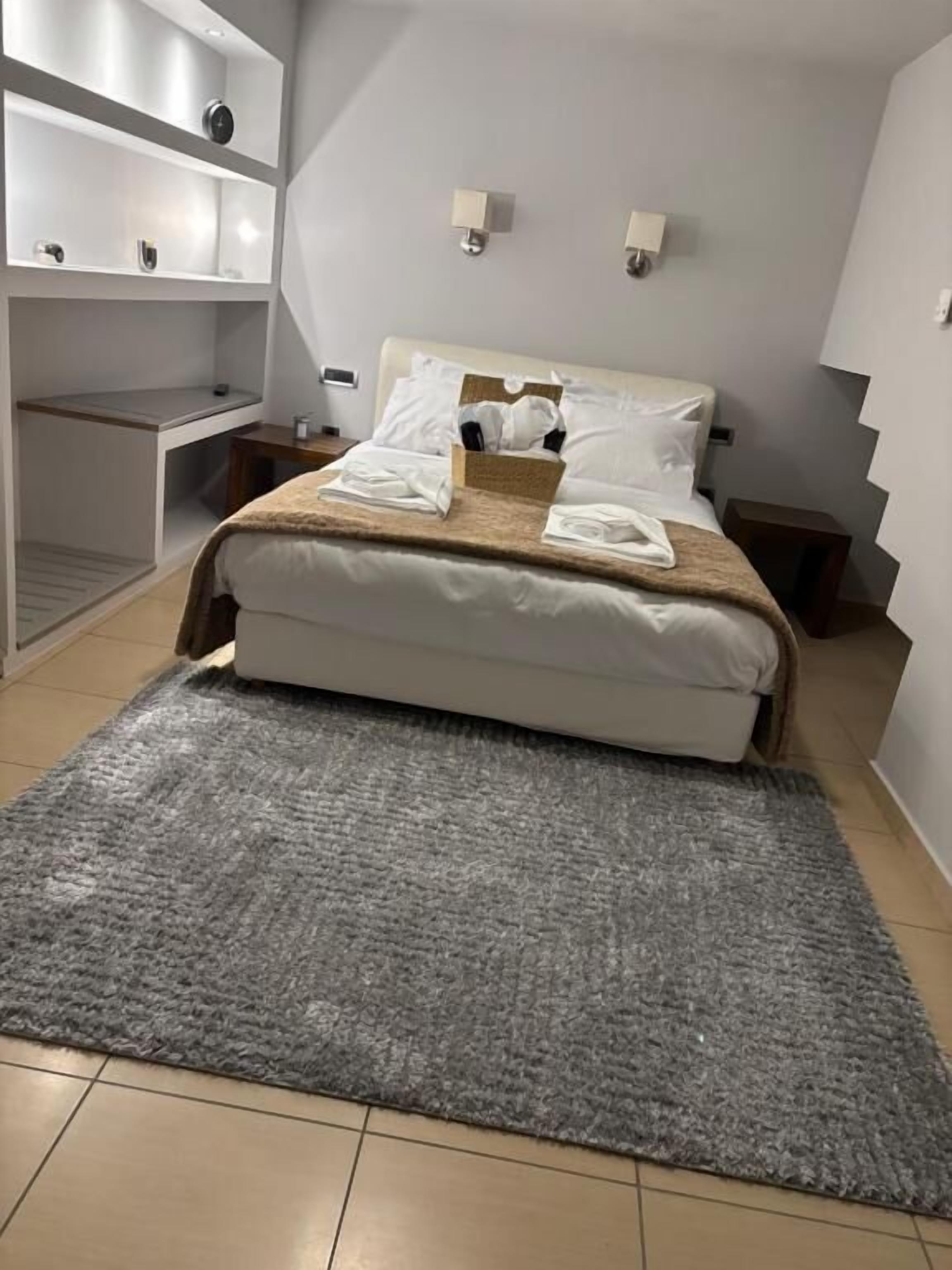 Superior Suite with Fireplace | Cofres nos quartos, cortinas blackout, quartos à prova de som