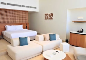 Quarto luxo, vista para a piscina | Área de estar | TV