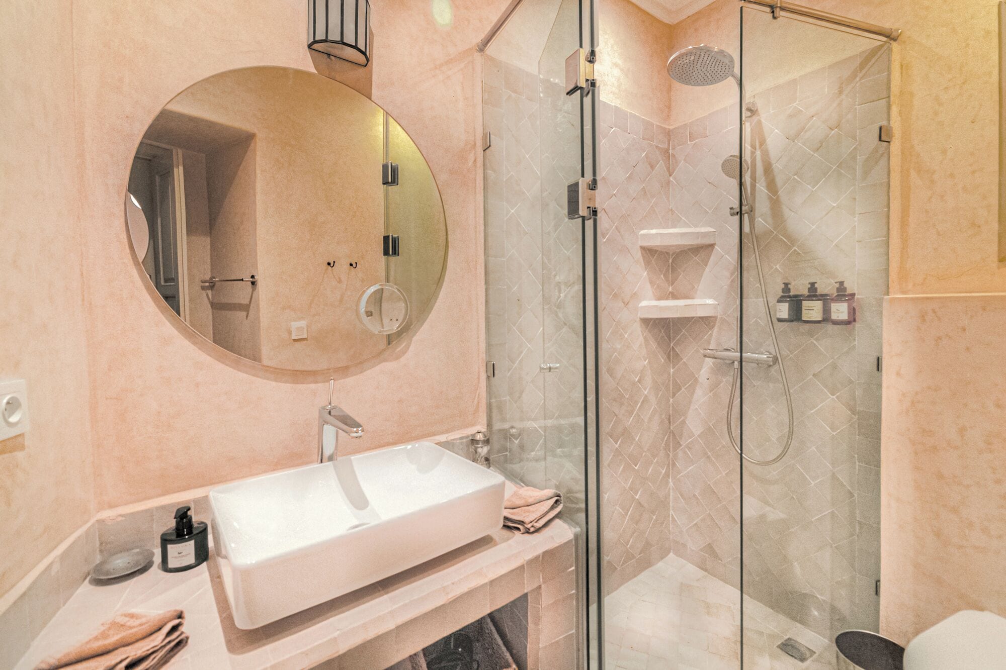 Quarto casal conforto | Banheiro | Chuveiro, toalhas de banho, sabonete, shampoo