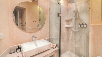 Quarto casal conforto | Banheiro | Chuveiro, toalhas de banho, sabonete, shampoo