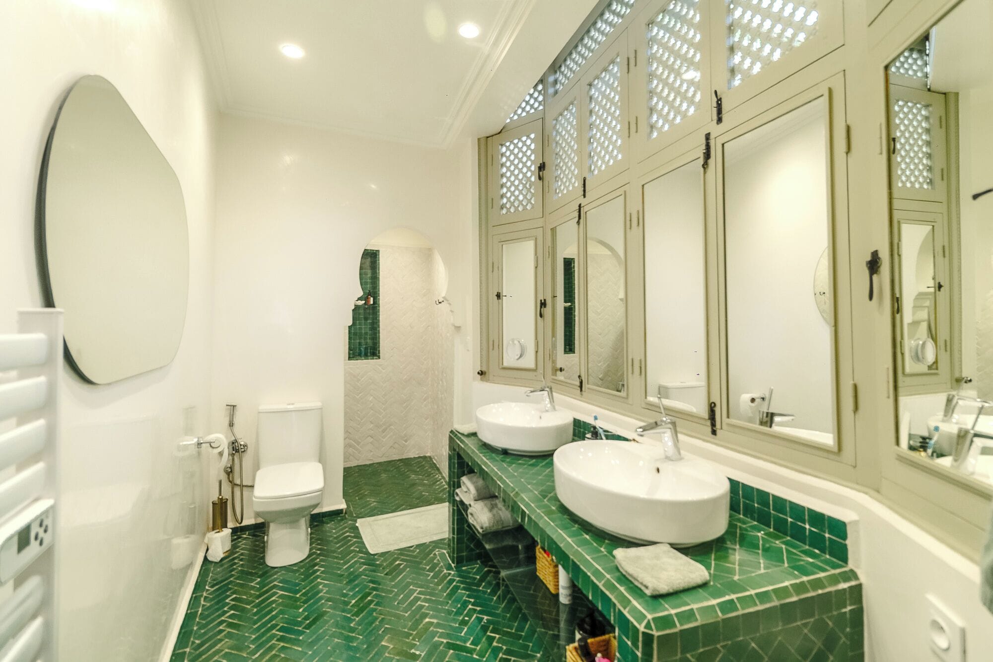Quarto casal luxo | Banheiro | Chuveiro, toalhas de banho, sabonete, shampoo