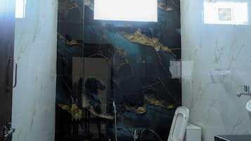 Quarto luxo | Banheiro | Chuveiro, produtos de toalete grátis, toalhas de banho, sabonete