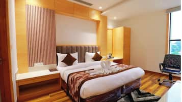 Quarto casal luxo, ar-condicionado | Roupas de cama antialérgicas, escrivaninha, Wi-Fi de cortesia