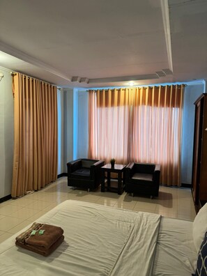 Quarto Executivo | Secretária, roupa de cama fornecida 