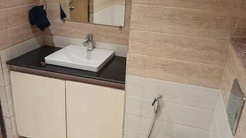 Quarto casal standard | Banheiro | Chuveiro, chuveiro com efeito de chuva, bidê, toalhas de banho