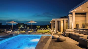 Avgi Luxury Villa | Piscina | Piscina externa sazonal, espreguiçadeiras