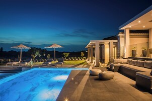 Avgi Luxury Villa | Piscina | Piscina externa sazonal, espreguiçadeiras