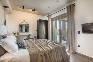 Avgi Luxury Villa | Cofres nos quartos, cortinas blackout, quartos à prova de som