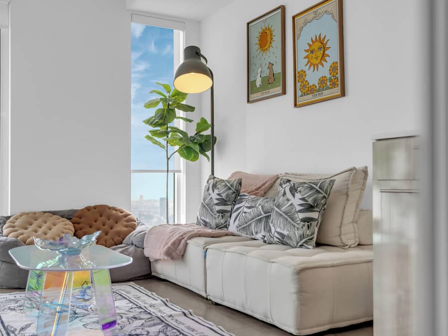 Suite Cidade, 1 cama queen-size, não fumadores, Vista para a cidade | Sala de estar | Televisor de 50 polegadas com canais digitais