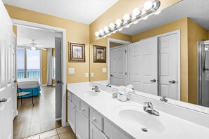 Condo, várias camas (Summerwind Center 504) | Banheiro