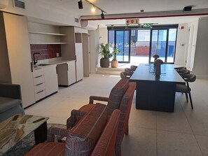 Um interior moderno com cozinha, sala de jantar e área de estar.