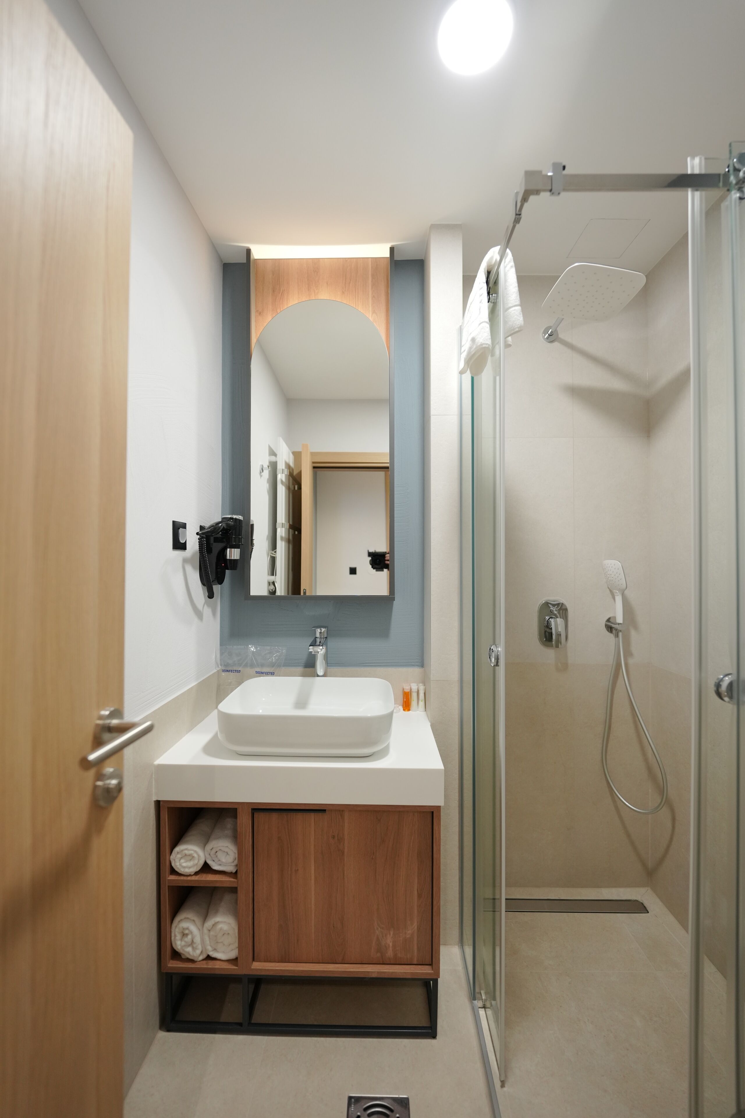Quarto casal superior, vista para a cidade | Banheiro | Chuveiro, secador de cabelo, chinelos, toalhas de banho