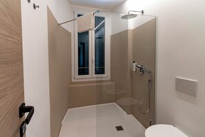 Quarto triplo conforto, para não fumantes | Banheiro | Secador de cabelo, toalhas de banho, sabonete, shampoo