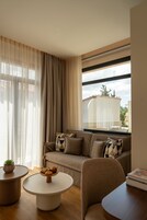 Suíte júnior, sacada | Roupas de cama antialérgicas, frigobar, cofres nos quartos, escrivaninha