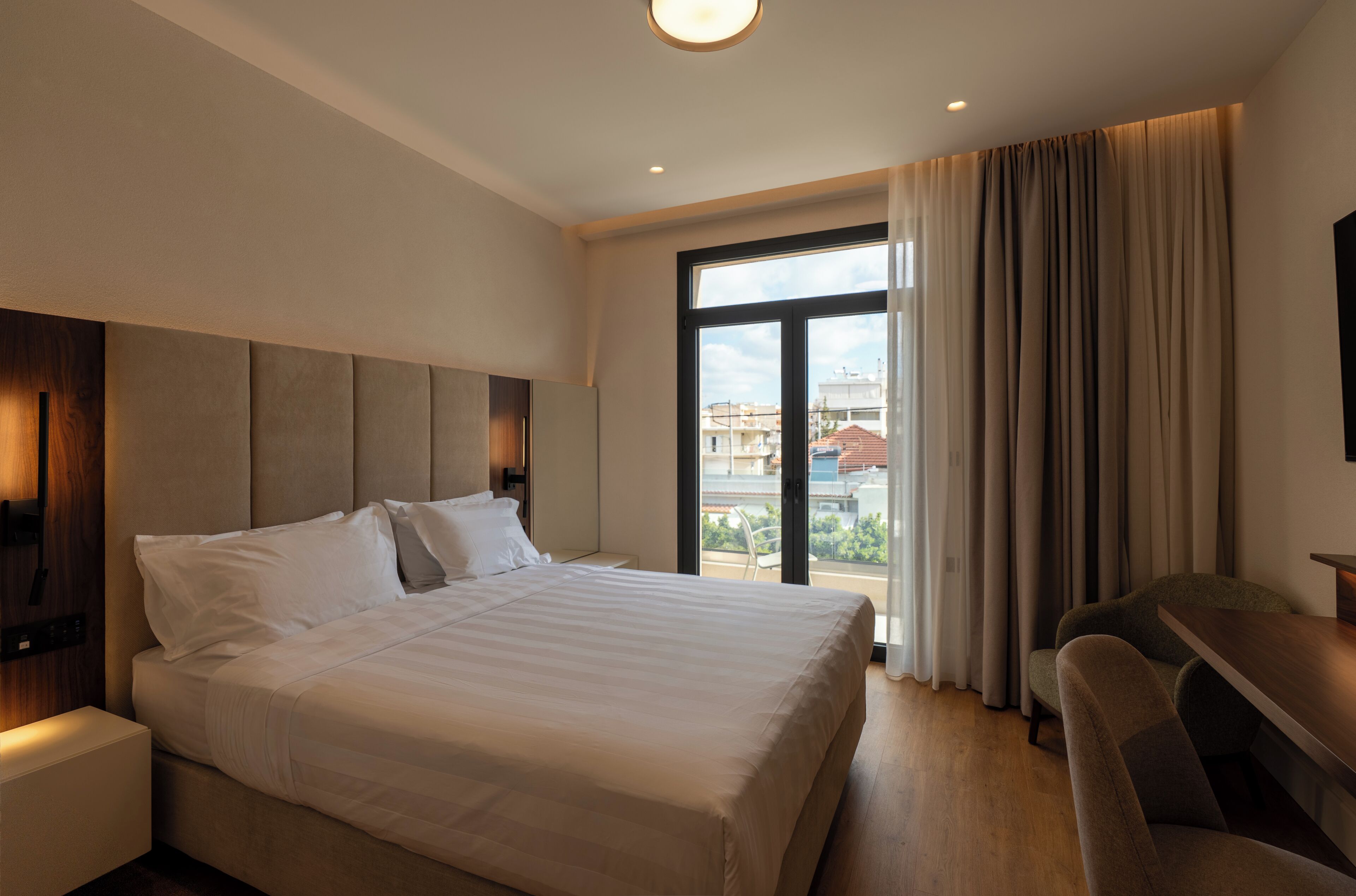Quarto Duplo Deluxe, varanda | Roupa hipoalergénica, minibar, cofre com capacidade para portátil 