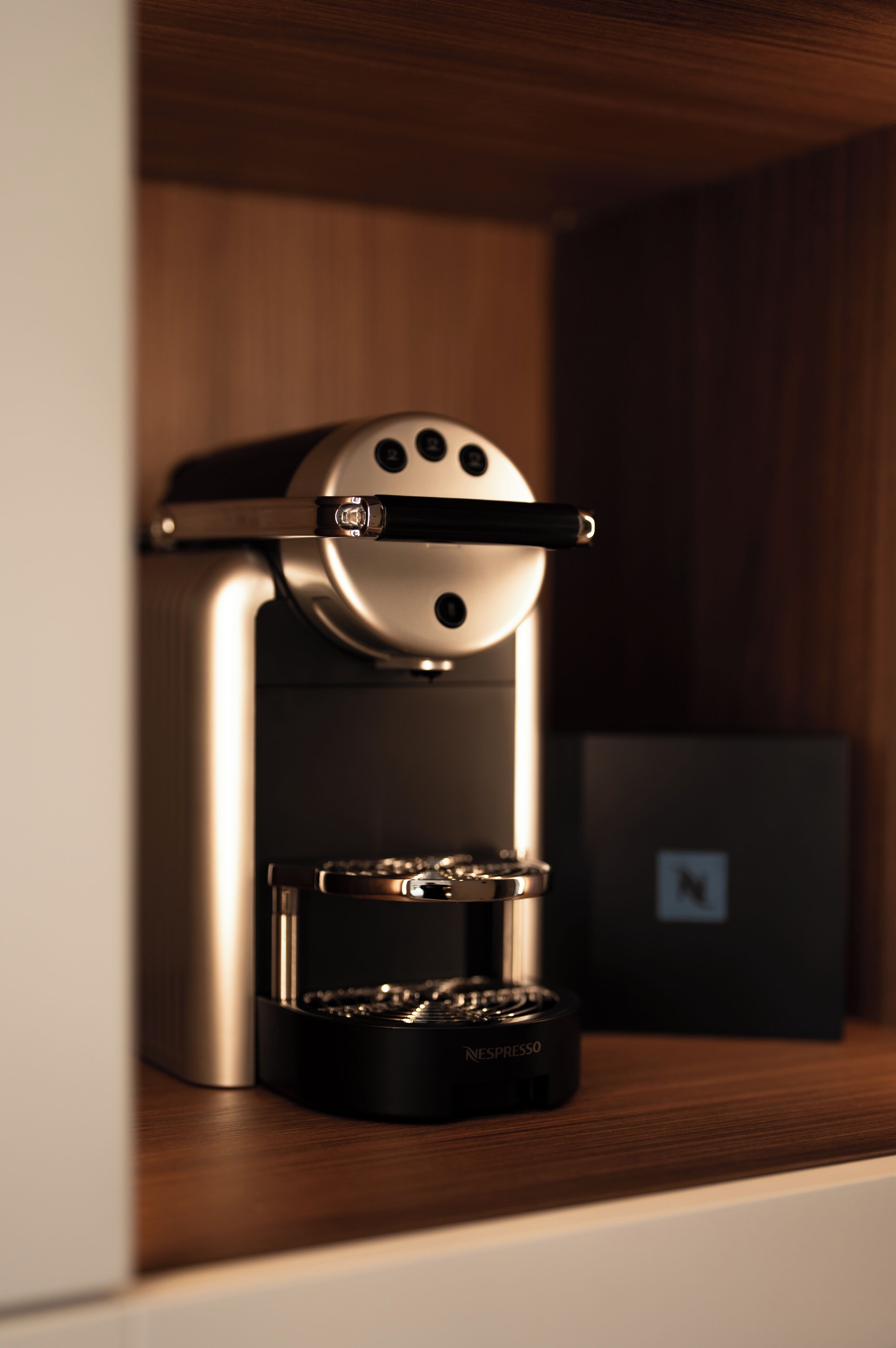 Roupa hipoalergénica, minibar, cofre com capacidade para portátil 