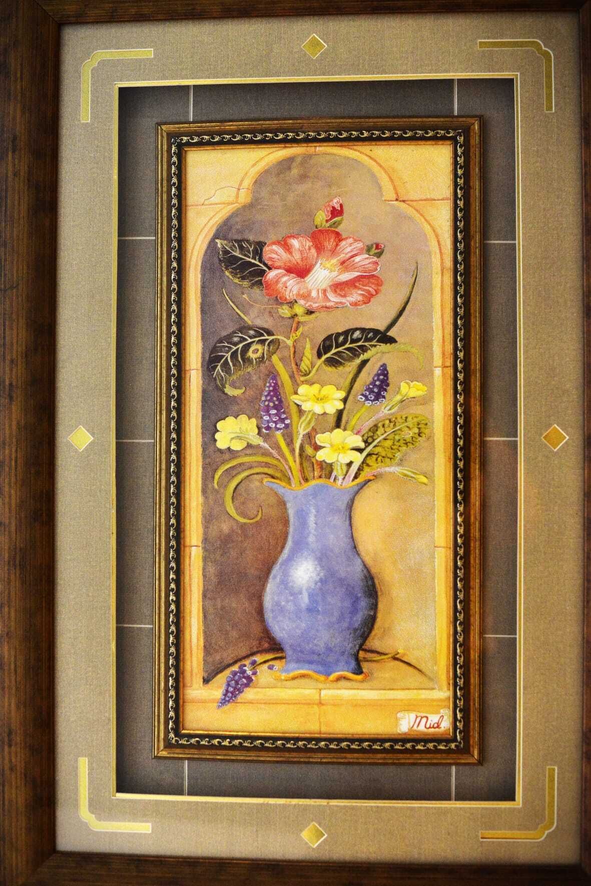 Uma obra de arte emoldurada com um vaso de flores e folhas.
