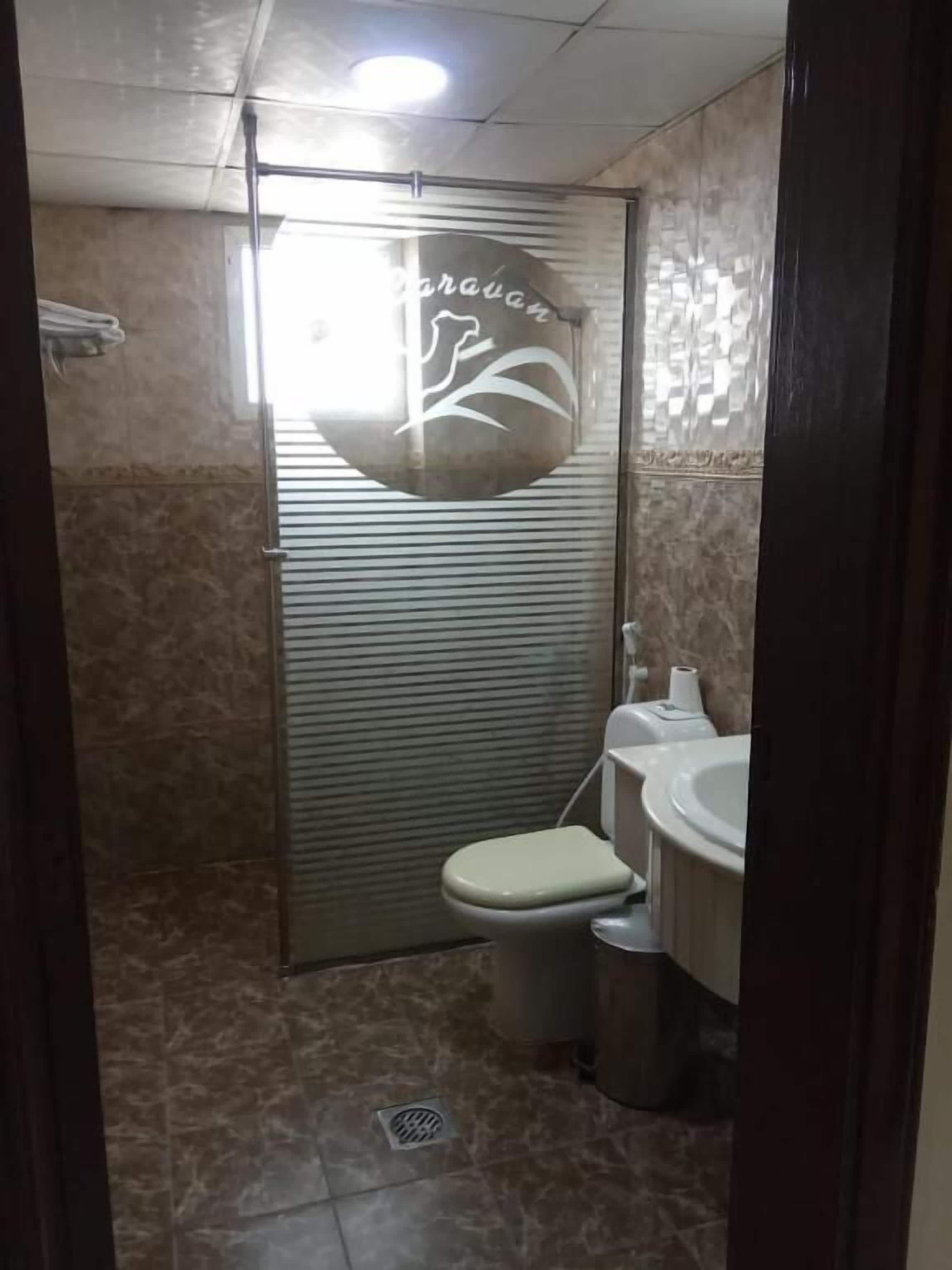 Quarto casal standard | Banheiro | Chuveiro, produtos de toalete grátis, toalhas de banho, sabonete