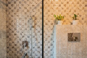 Villa Deluxe, varanda | Casa de banho | Chinelos 