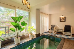 Piscina interior, piscina exterior 