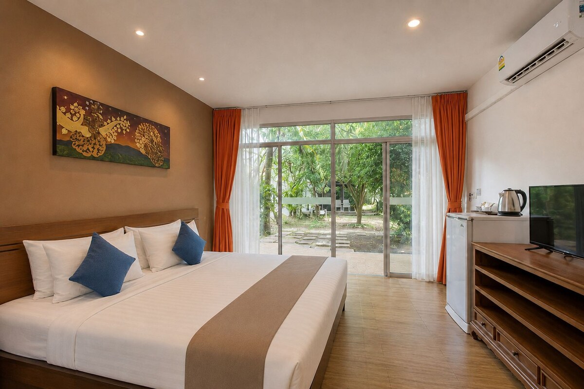 Quarto de hotel com cama, televisão, ar condicionado e vista para o exterior.