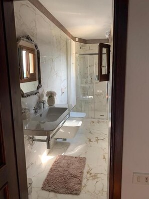 Quarto Duplo Deluxe, não fumadores, vista para a colina | Casa de banho | Artigos de higiene pessoal grátis, um secador de cabelo 
