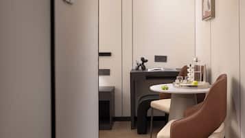 Quarto Clássico com Cama de Casal | Secretária adequada para computadores portáteis