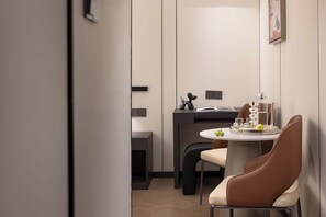 Quarto Clássico com Cama de Casal | Secretária adequada para computadores portáteis 
