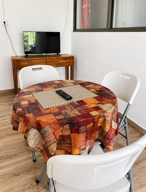 Apartamento, 2 quartos, varanda | Sala de jantar