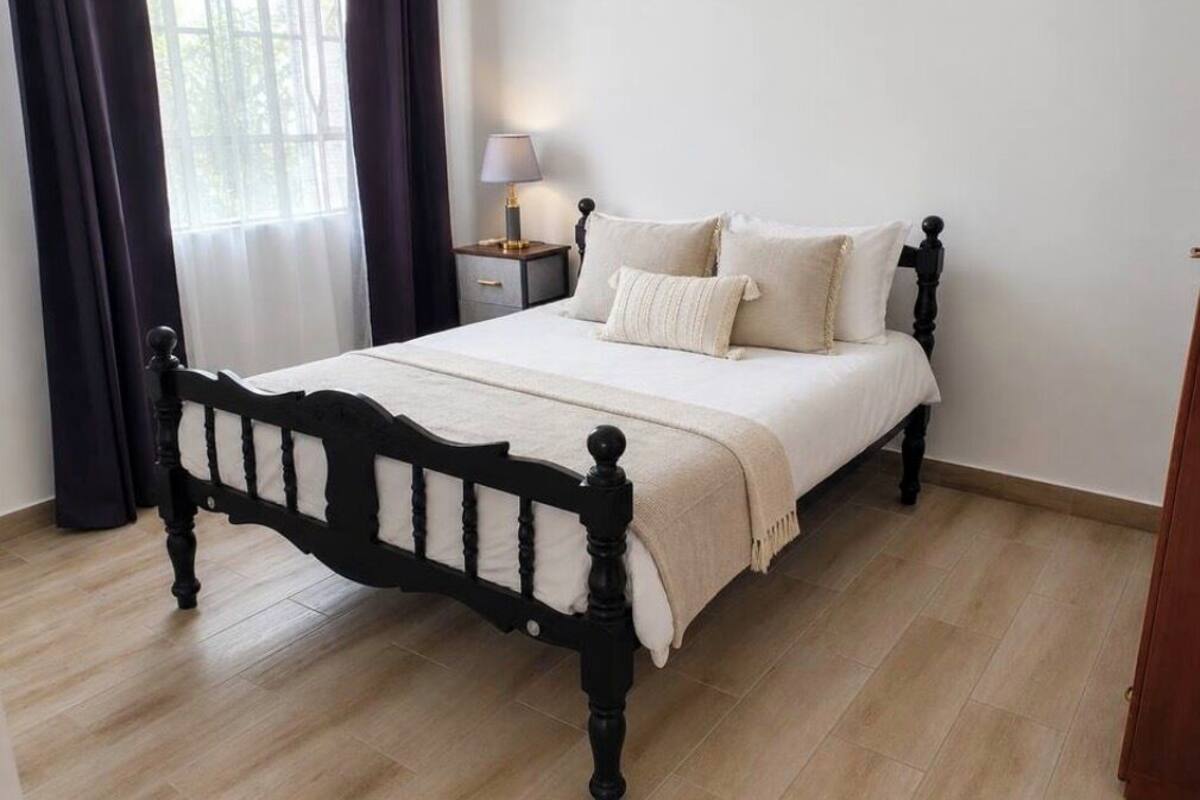 Apartamento, 3 quartos, sacada, vista para o jardim | Cofres nos quartos, ferros/tábuas de passar roupa, Wi-Fi de cortesia