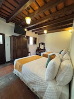 Quarto Standard, 2 camas de casal | Roupa de alta qualidade, camas de colchão Tempur-Pedic, minibar 
